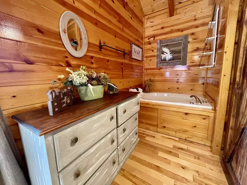 3 Bedroom Cabin Rental in Sevierville: Tennessee Treehouse