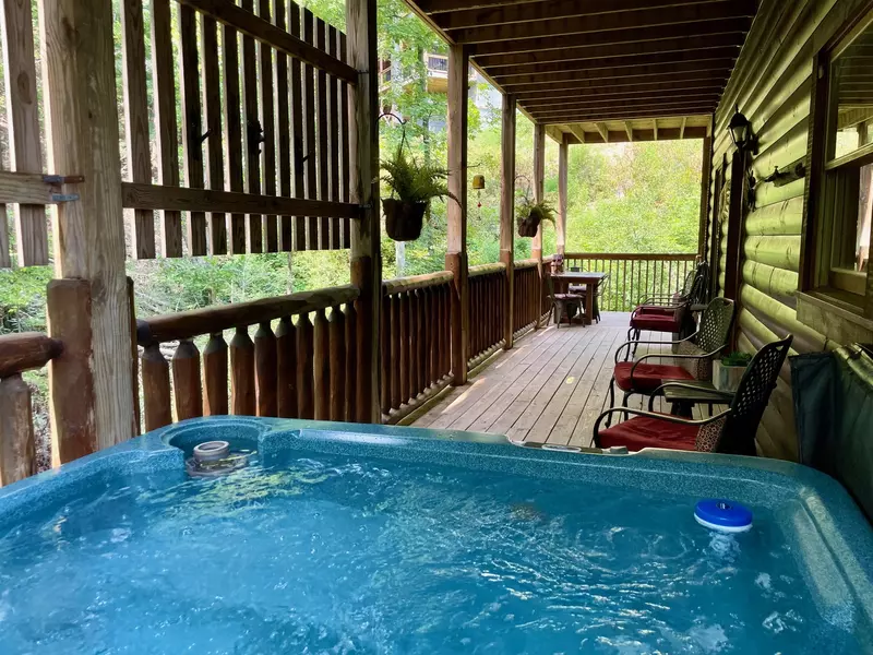 3 Bedroom Cabin Rental in Sevierville: Tennessee Treehouse